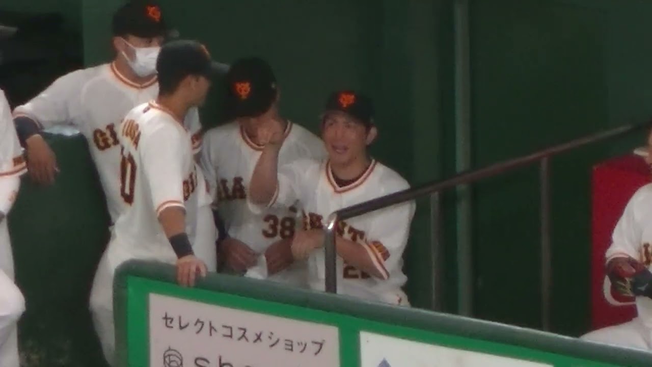 小林誠司ベンチ裏でふざけて中田翔を笑かす 【巨人VS.横浜2022/9/19】 - WACOCA BASEBALL