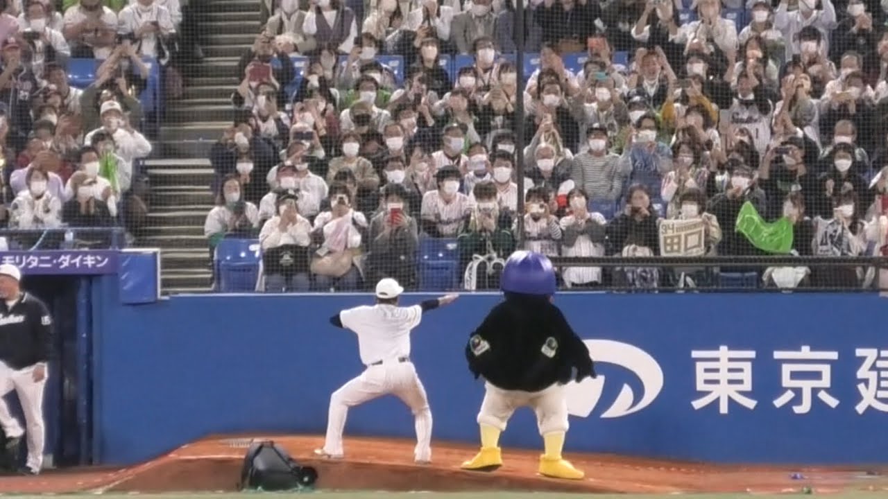つば九郎も田口麗斗と一緒にいつものやつ！ 2022/10/14 - WACOCA BASEBALL