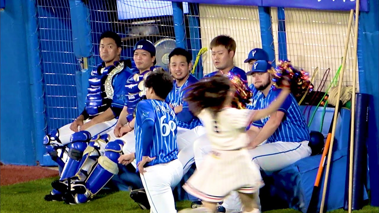 みんな視線が同じなブルペン陣w 横浜DeNAベイスターズ 2023/8/16 石川達也 伊勢大夢 山崎康晃 ウェンデルケン - WACOCA BASEBALL