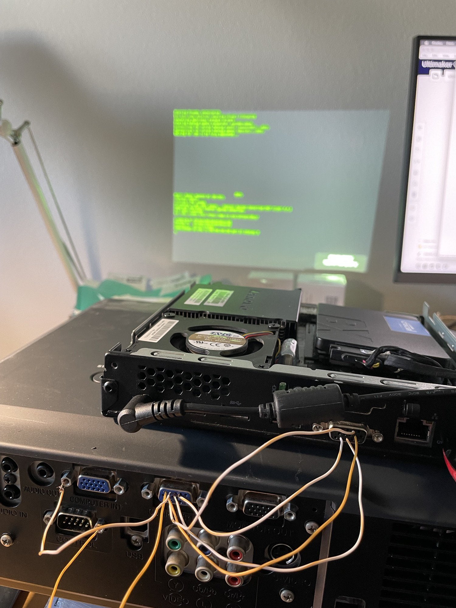 サーバーをセットアップするためのVGAケーブルを持っていなかったので、即興で - WACOCA GAMES