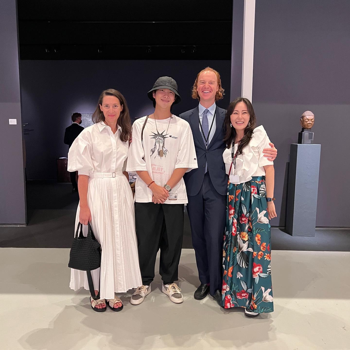 Nathan Clements-Gillespie (フリーズ マスターズのディレクター) ナムジュンとの IG ポスト - 020922 ...