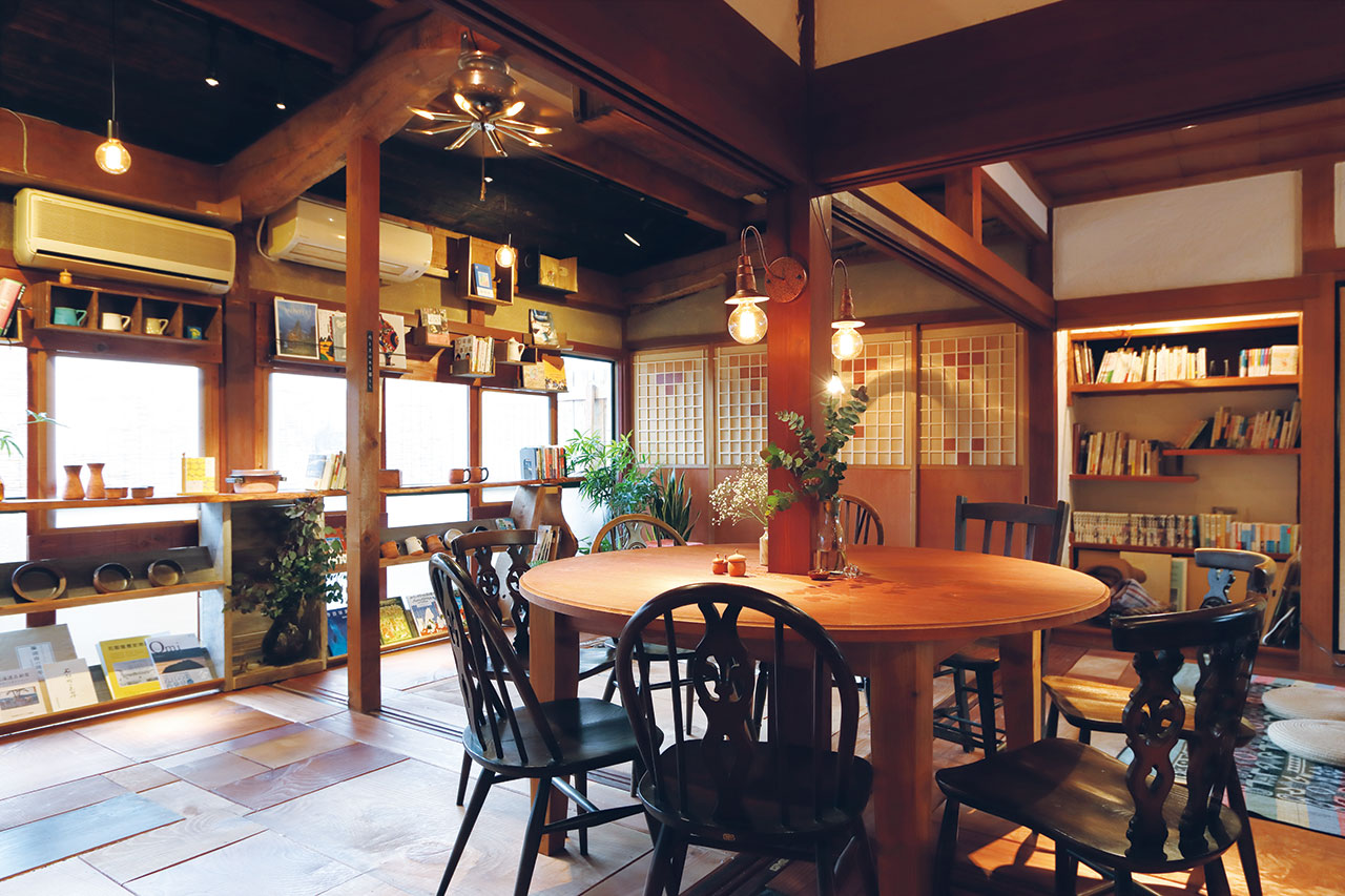 수공예를 살린 새로운 공간 [DONGREE BOOKS & STORY CAFE] - WACOCA MEDIA