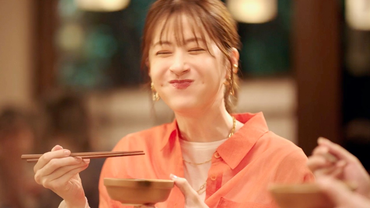 松本若菜、大好きな豚肉を一口頬張る幸せな瞬間！完璧な食レポ／しゃぶしゃぶ温野菜 CM - WACOCA MEDIA