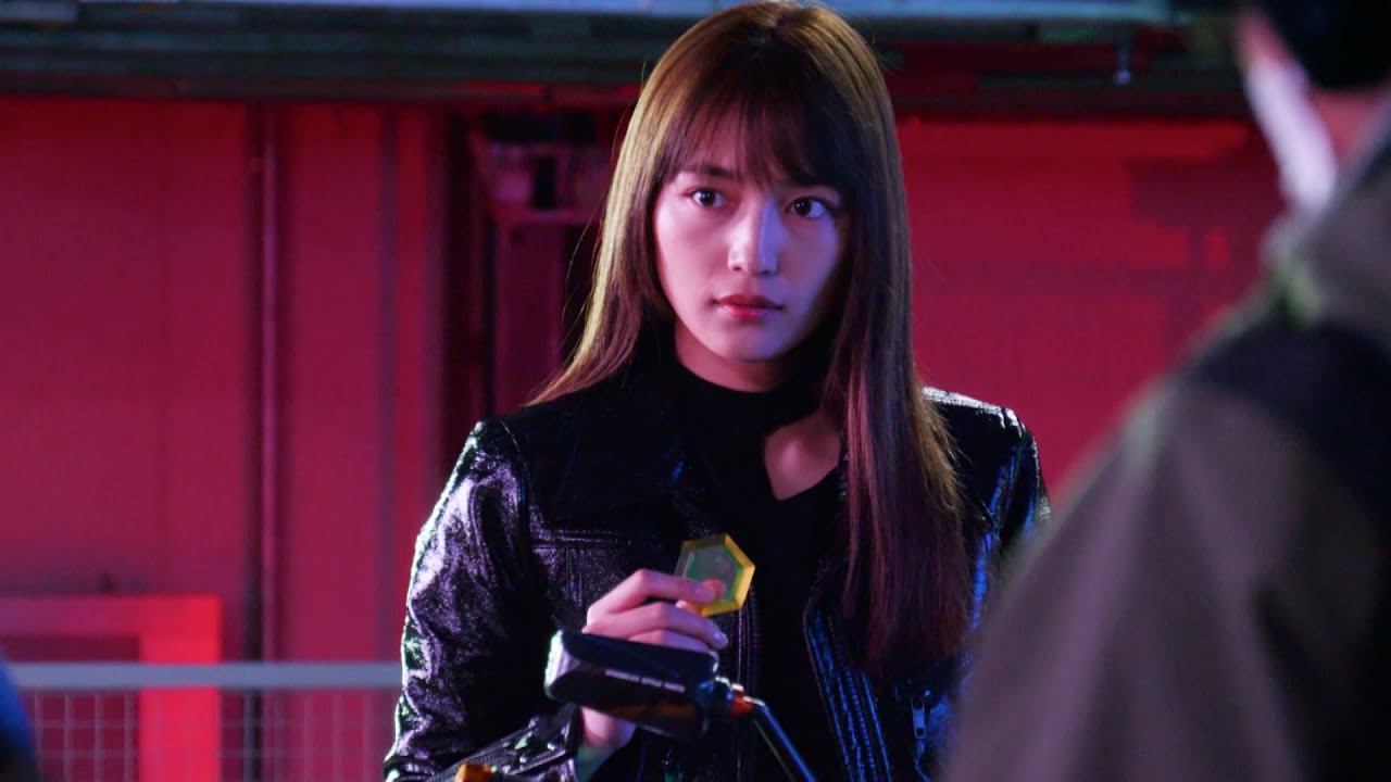 川口春奈、クールなセクシーなエージェントに！ブラックレザー姿でミッションに挑む！？ 特茶TVCM - WACOCA NEWS