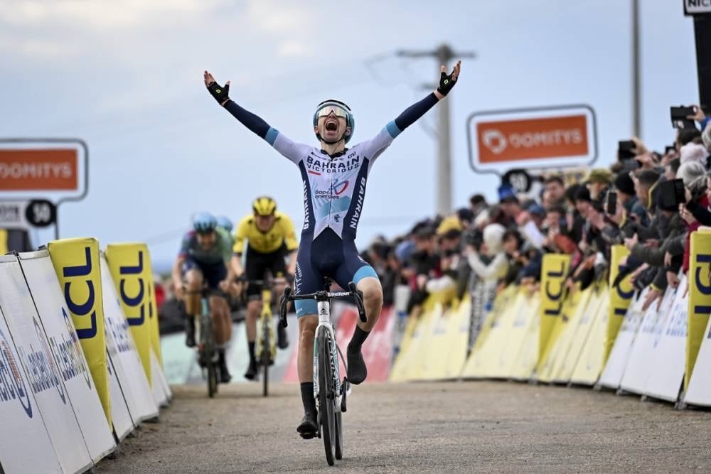 マルティネスが激坂フィニッシュ制覇 ヴィンゲゴーは落車で総合首位陥落 - パリ〜ニース2025第5ステージ | cyclowired - WACOCA NEWS