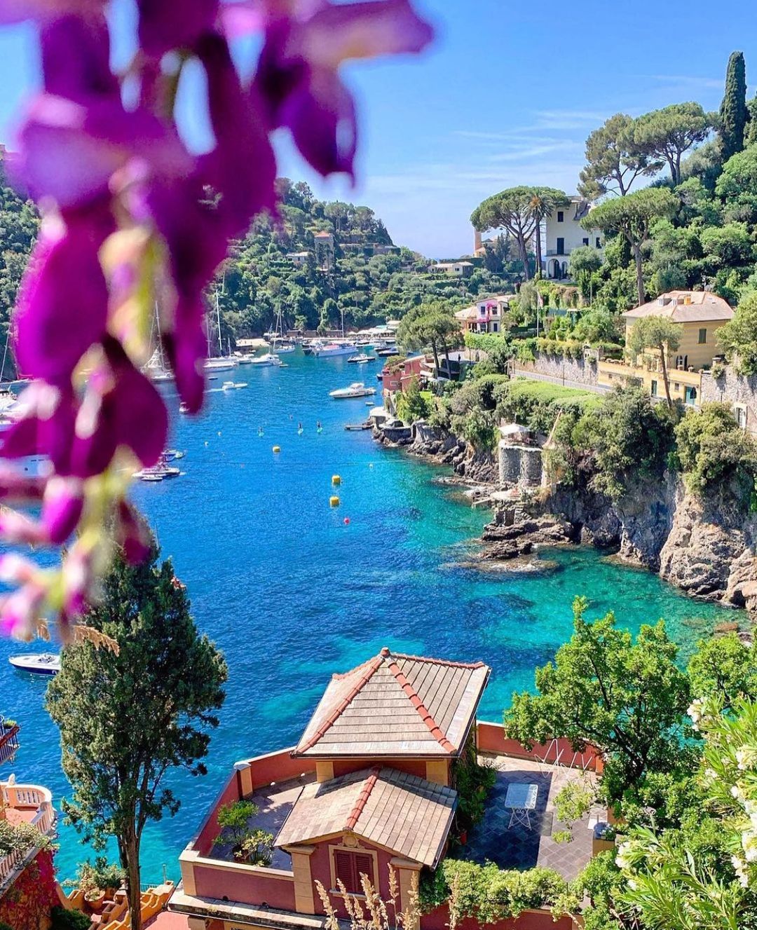 @RETRIP Global: 【RETRIP×イタリア】 絵のように美しい港街は、イタリア地中海の「ポルトフィーノ」です。ヴィラのすぐ近くにビーチがあり、高級リゾート地として知られています ...