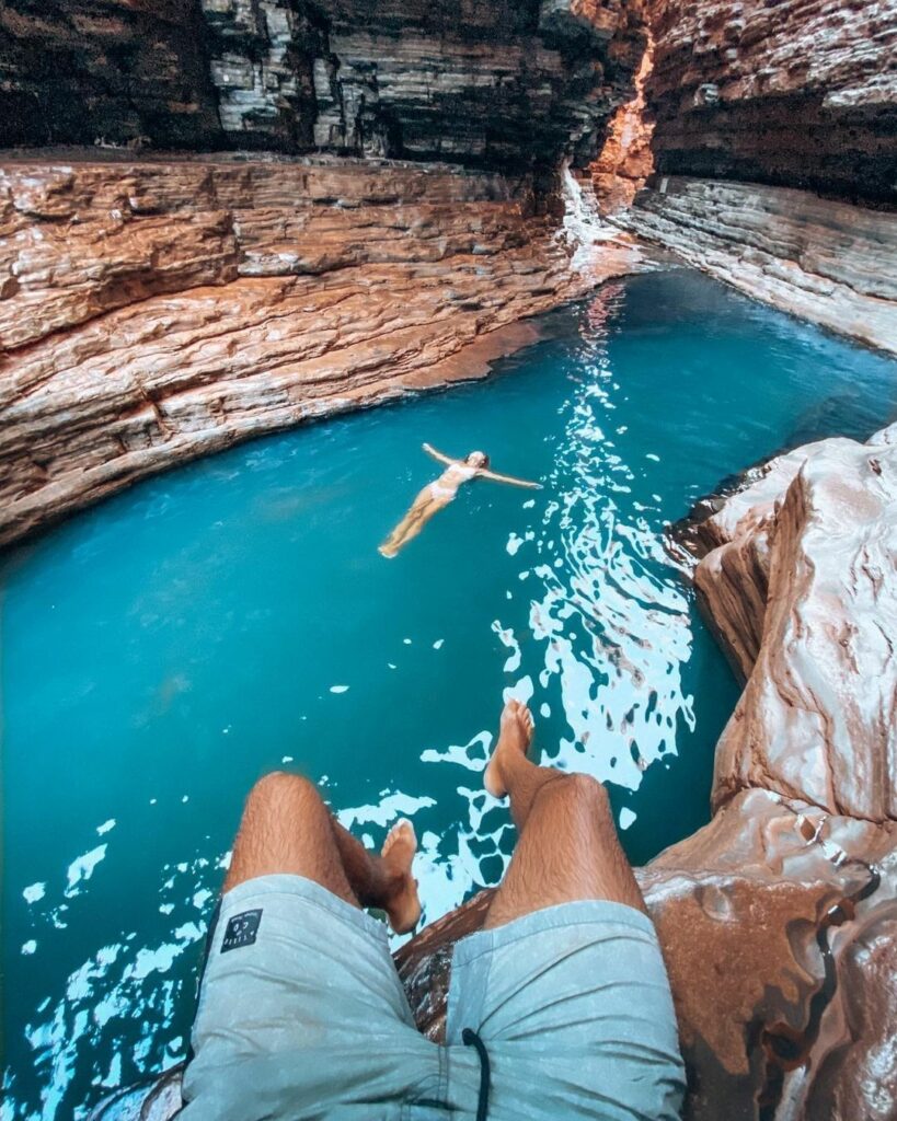 @RETRIP Global: 【RETRIP×オーストラリア】 オーストラリア南部、エア半島に位置する「マクドネル湖」。真っ直ぐに伸びる道の両側にはピンクの湖と、鮮やかなブルー・グリーンの湖 ...