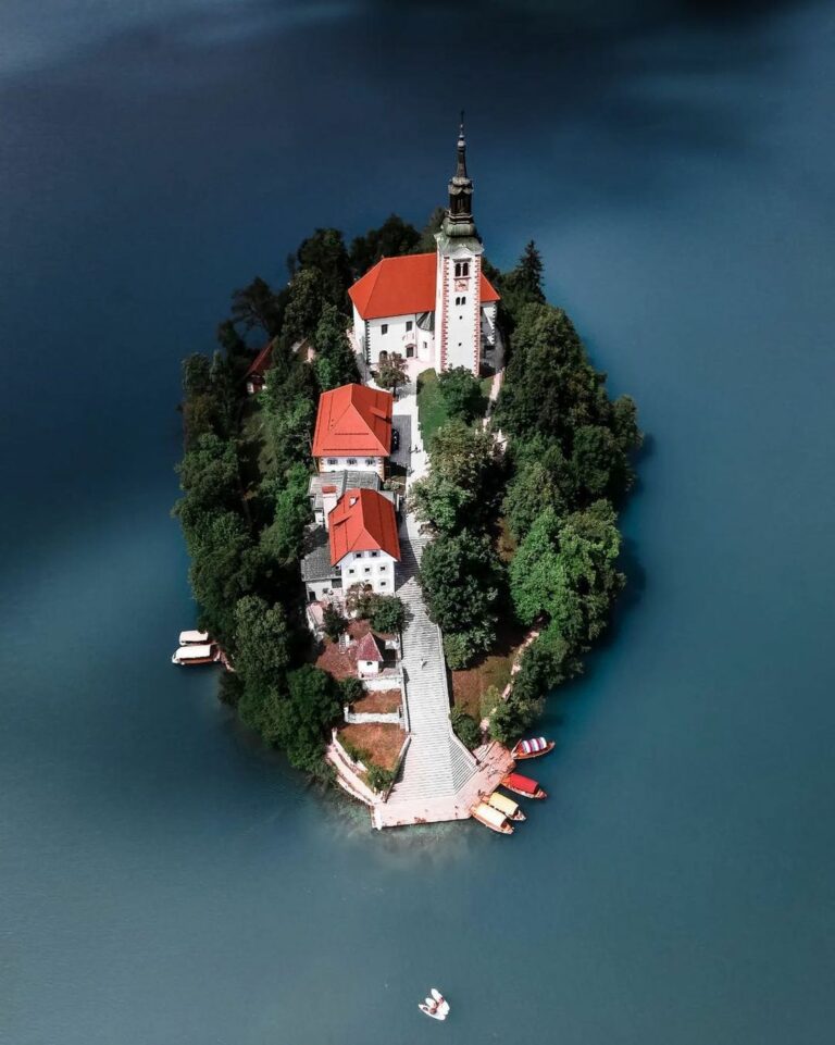 @RETRIP Global: 【RETRIP×イタリア】 イタリア、リグリア海岸の崖の上にある「マナローラ」。とても小さな村で、世界遺産に登録されているチンクエ・テッレと呼ばれる5つの集落の ...