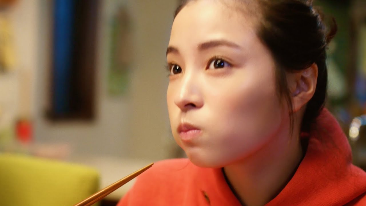 広瀬すず、餃子を頬張り「ん〜ふ〜！」美味しいを超えた一言。堀内敬子と母娘役／味の素「ギョーザ」CM - WACOCA