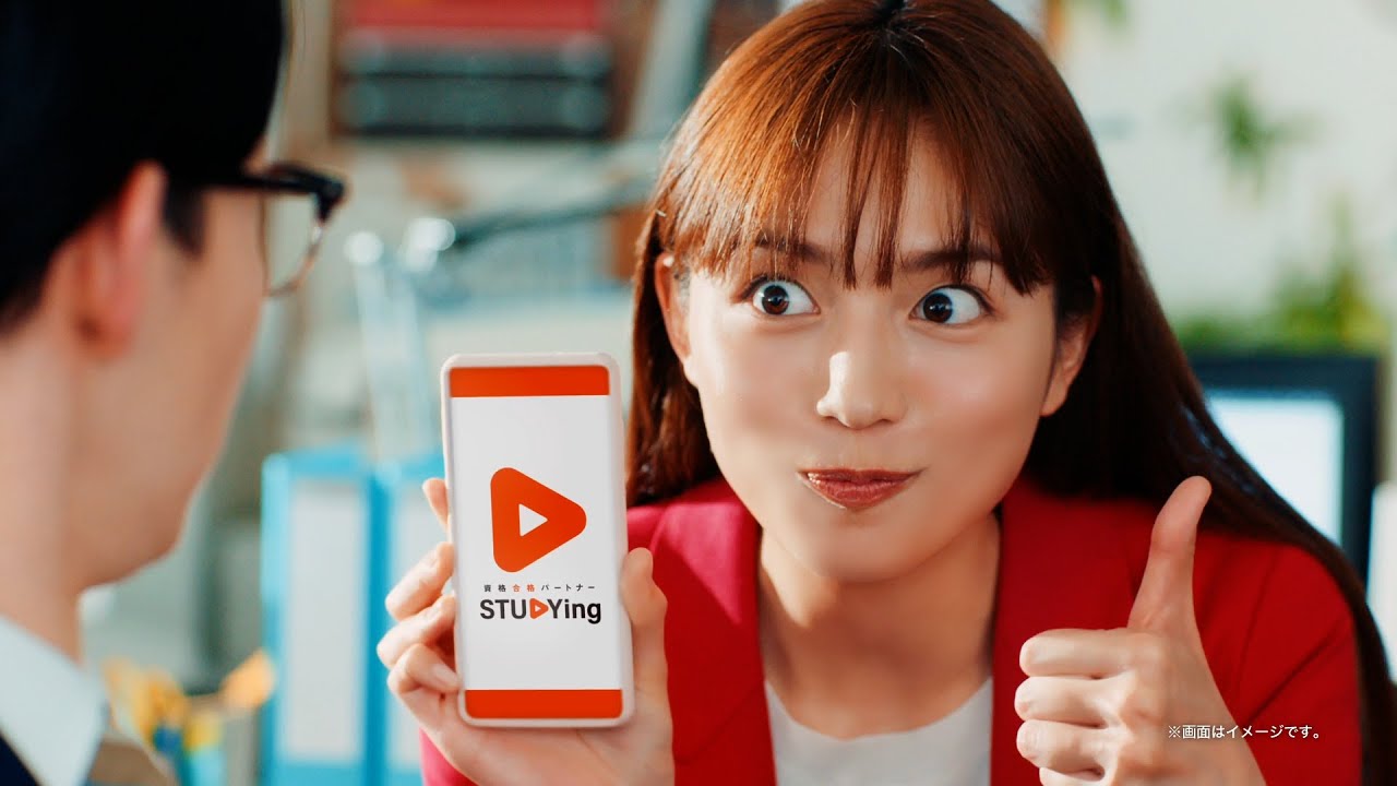 川口春奈、ド派手な赤スーツでオフィスに登場！？力強い元気なグッドポーズを披露 オンライン資格講座『スタディング』新TVCM - WACOCA