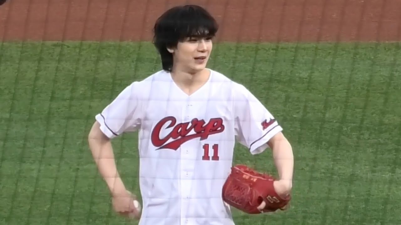 JO1・豆原一成さんがマツダスタジアム始球式に登場！見事なノーバウンド投球を披露！広島東洋カープvs読売ジャイアンツ 2025年5月14日 - WACOCA