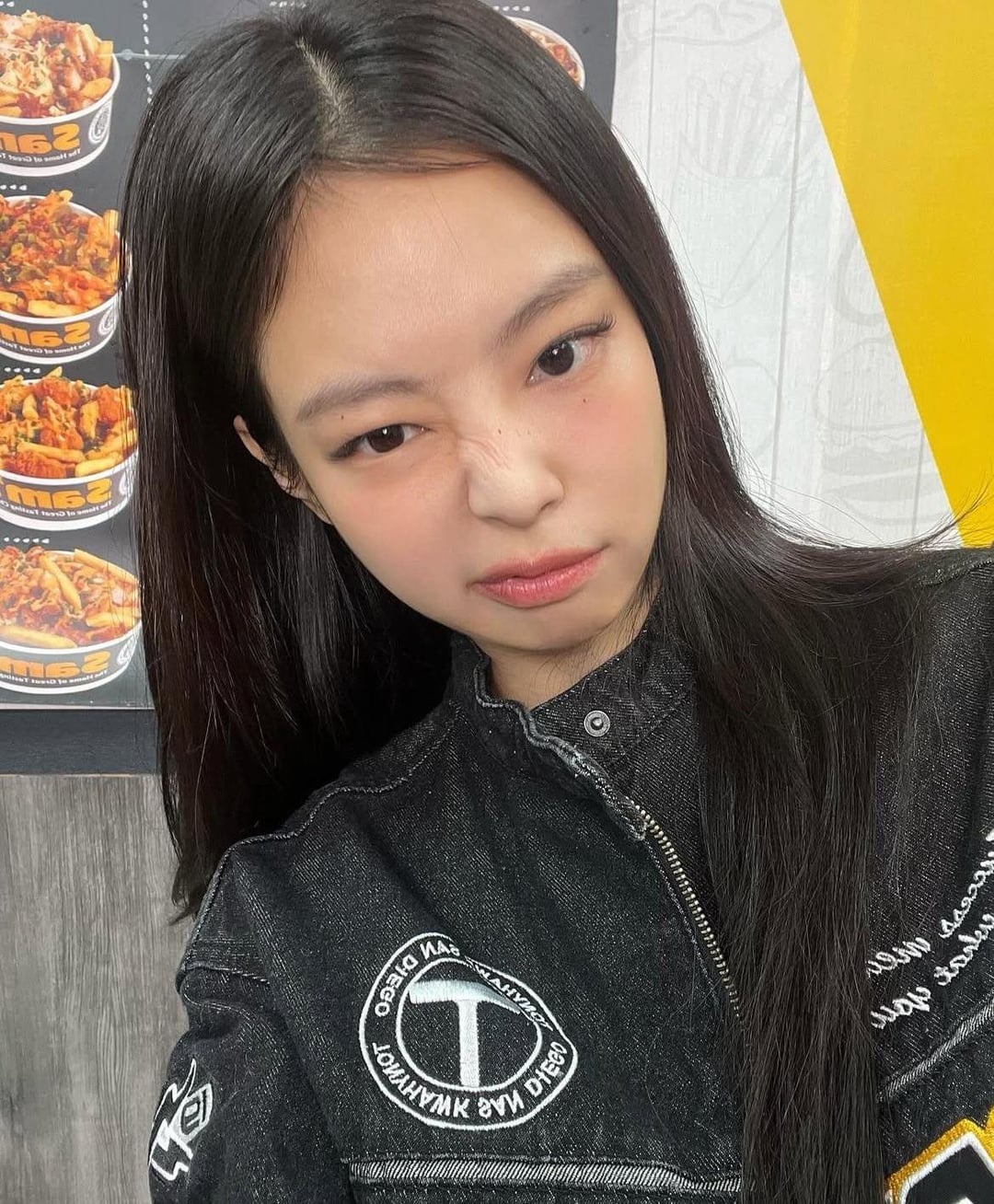 250309 Jennie eating - WACOCA