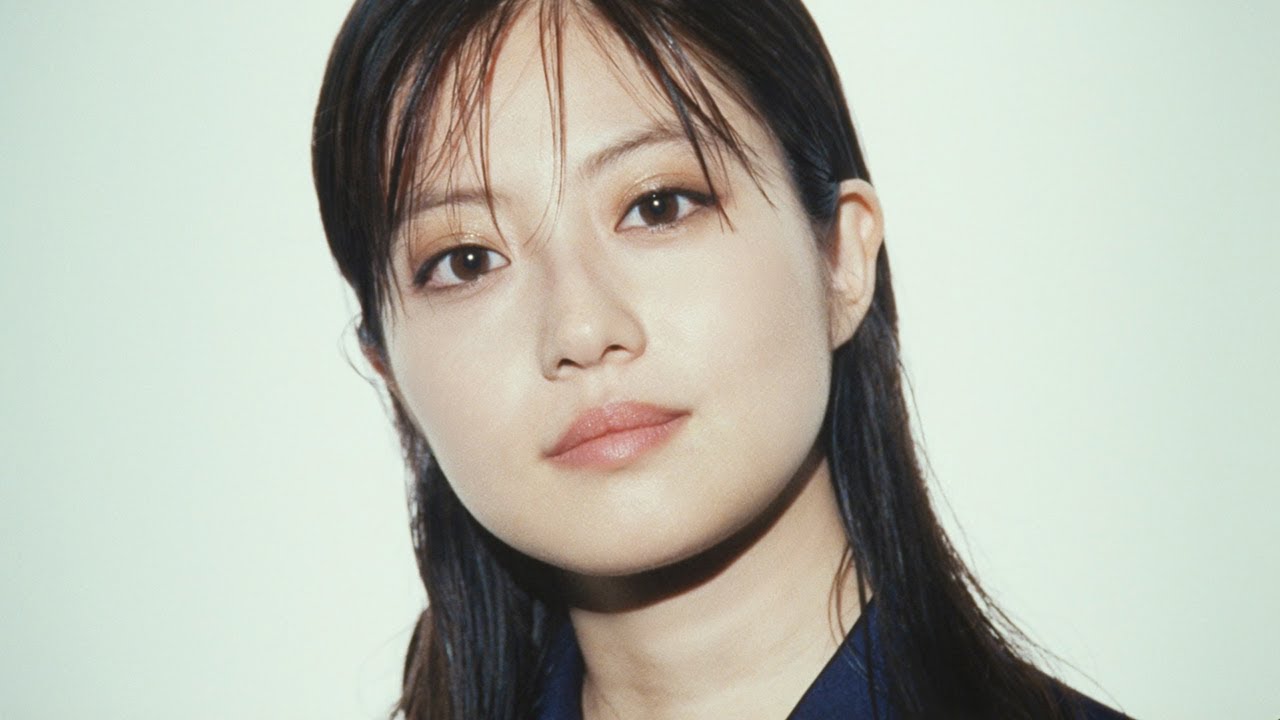 今田美桜、雰囲気ガラリ！？クールなスーツ姿で自信満々な表情 “ビッグマウス”も SCSK新CM「BIG MOUTH篇」 - WACOCA